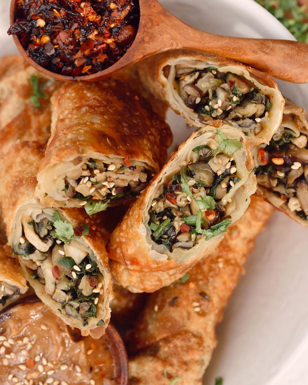 VEGAN CRISPY MUSHROOM SPINACH EGG ROLLS! TAG your friends and grab ...